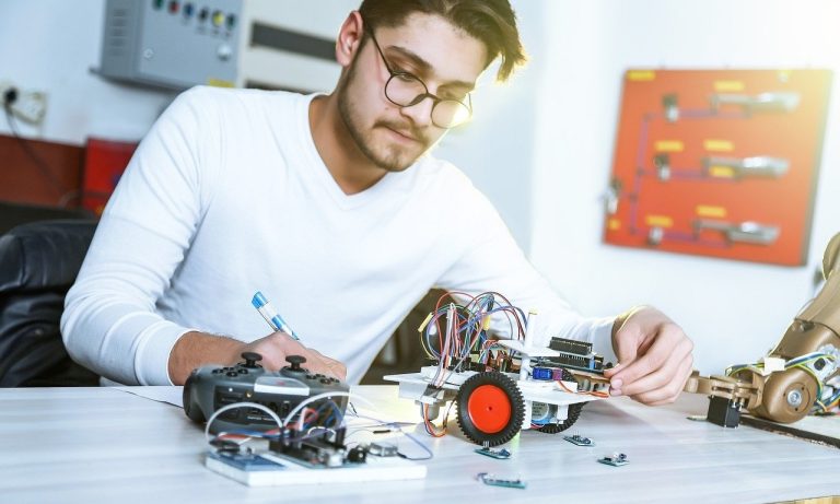 20 Interesting Facts about Hardware Engineers - World's Facts